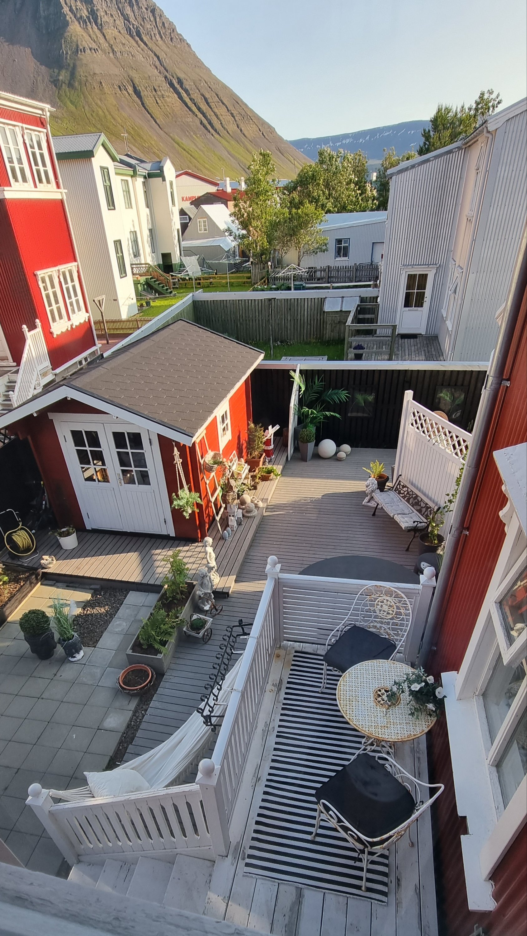 Sumar og sól… – Hvítar rósir og rómantík…